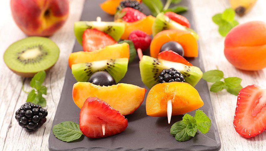 ¿Es bueno cenar solo fruta o un yogur para bajar de peso?