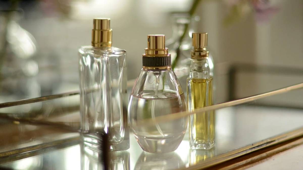 Reutiliza los frascos de perfume vacíos con esta práctica y hermosa idea