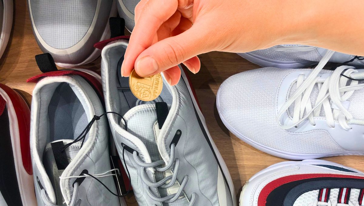 Por qué y para qué sirve poner una moneda dentro de las zapatillas ...