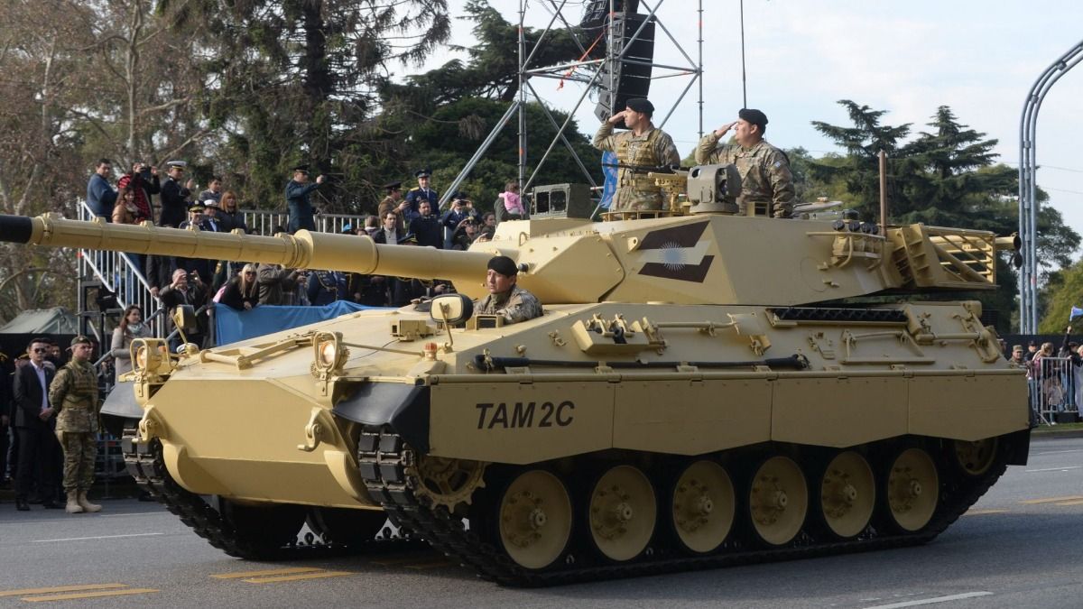 El ministro de Defensa visitó el taller de IMPSA donde se modernizan ...