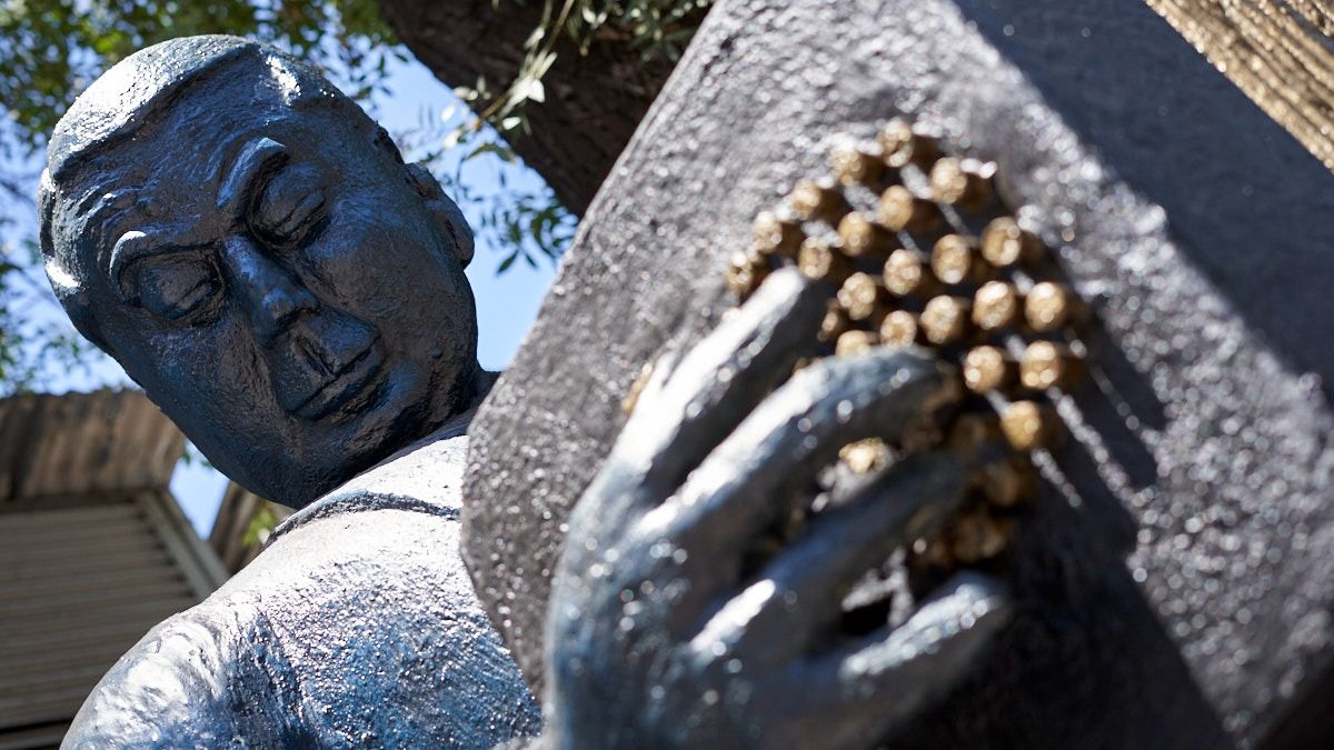 Tras años de deterioro y vandalización, la escultura de Aníbal Troilo ...