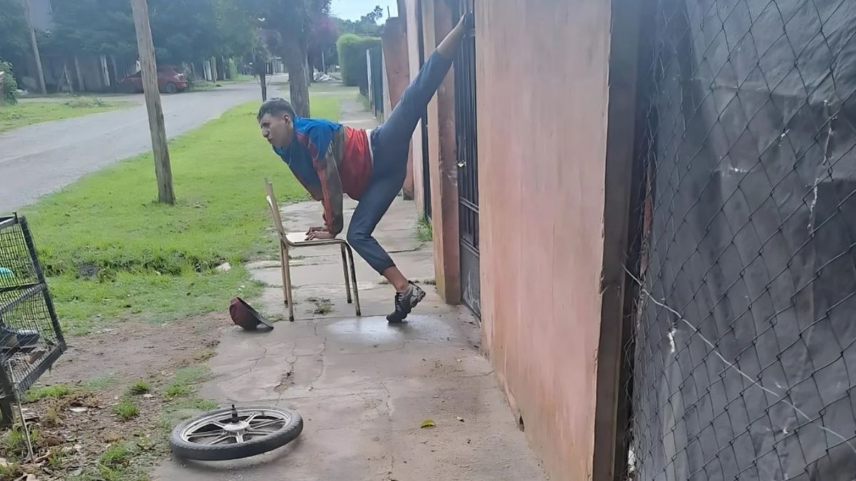 Un delincuente intentó robar una casa y quedó atrapado con un pie ...