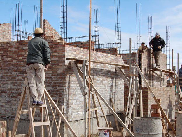 Según un informe privado, el empleo registrado en la construcción se ...