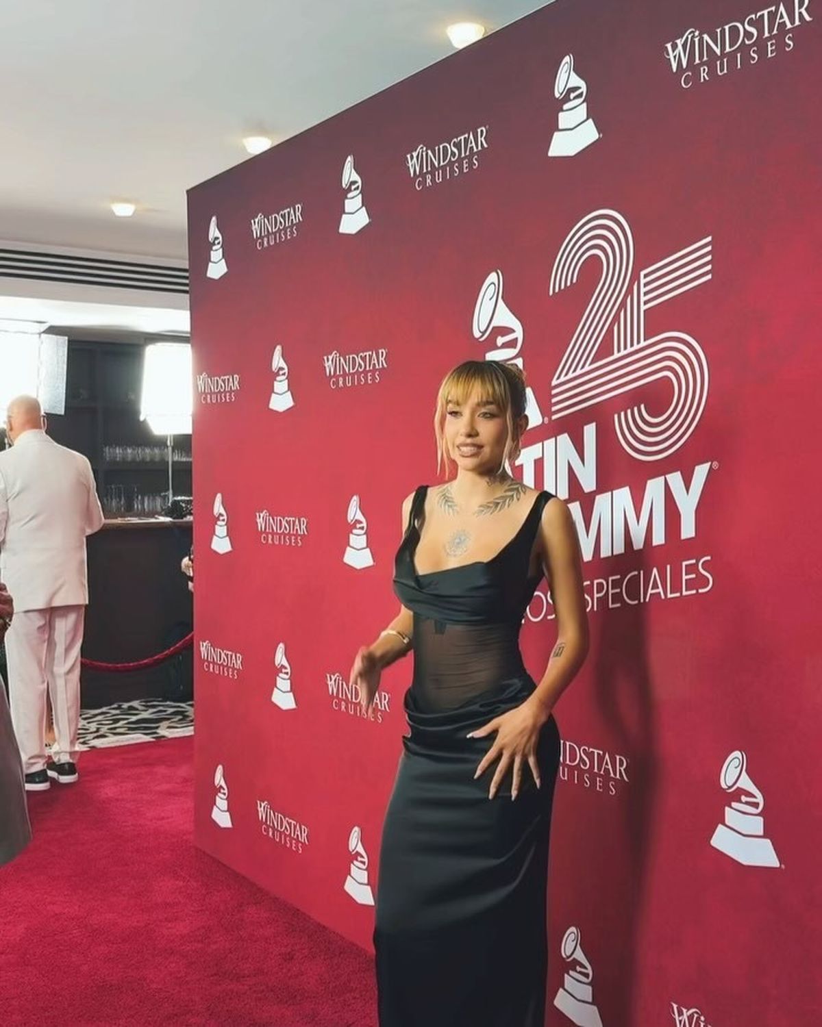 Desde Madrid, María Becerra estrena look off-white en clave mob wife y ...