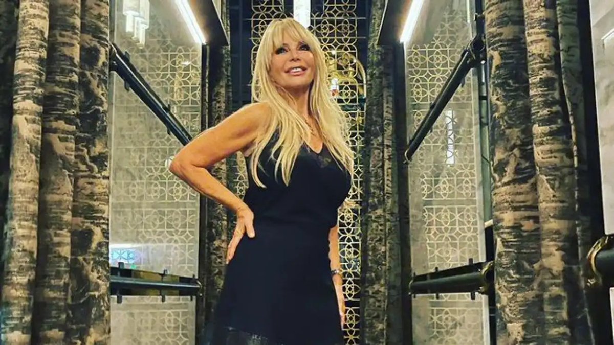 A sus 71 años, Graciela Alfano se suma a la mini cinturón en clave ultra XS, cuero y más