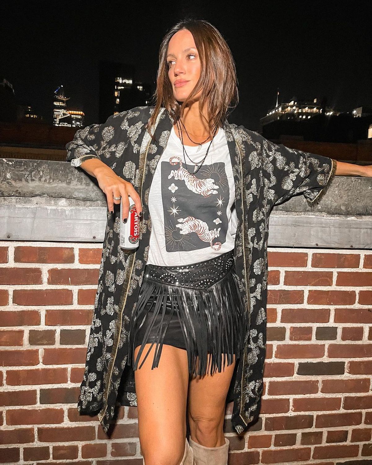 Paula Chaves lleva vestidito al ras, redes, brillos y más paralizando ...