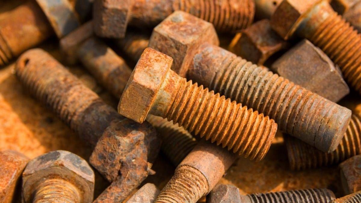 Elimina el óxido de las tuercas y tornillos con estos 3 trucos caseros