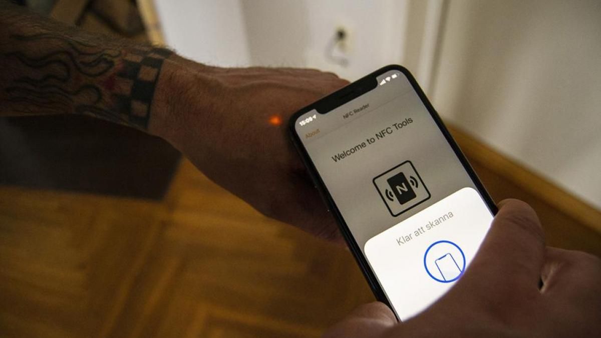 Biohacking: el microchip que te permite pagar con la mano