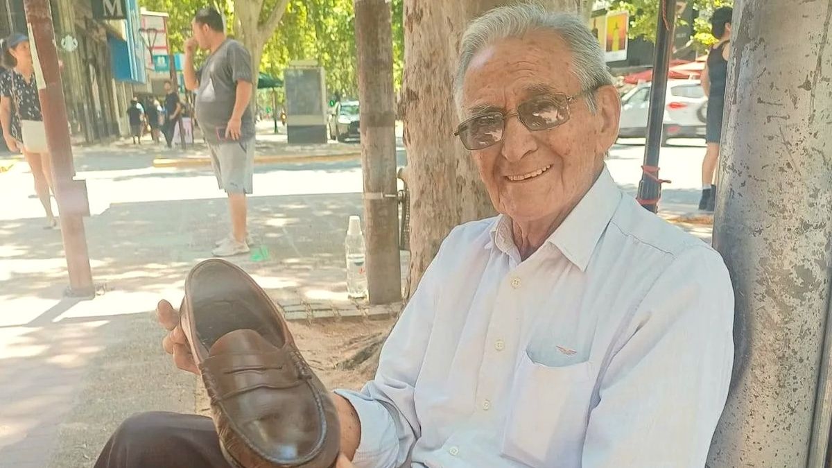 Ramón Villa y sus seis décadas dando brillo a los zapatos en el corazón de Mendoza