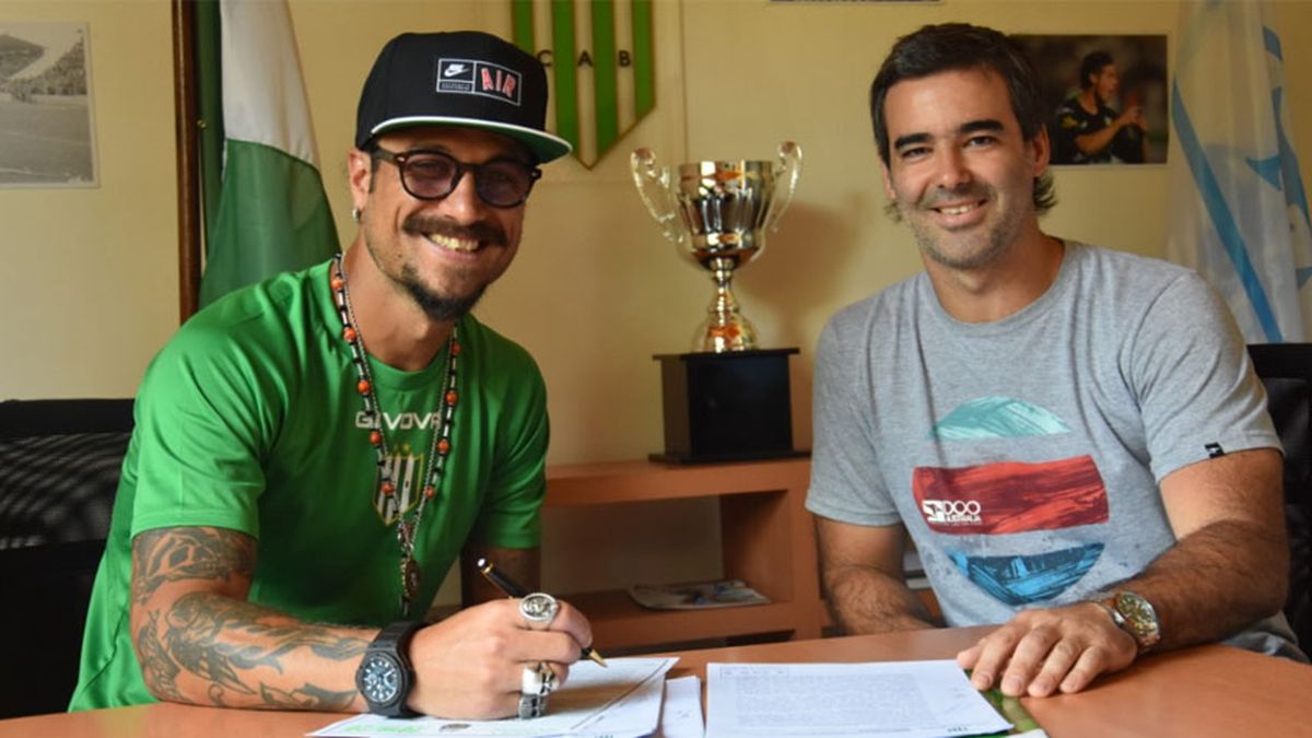 Daniel Osvaldo firmó su contrato como nuevo jugador de Banfield