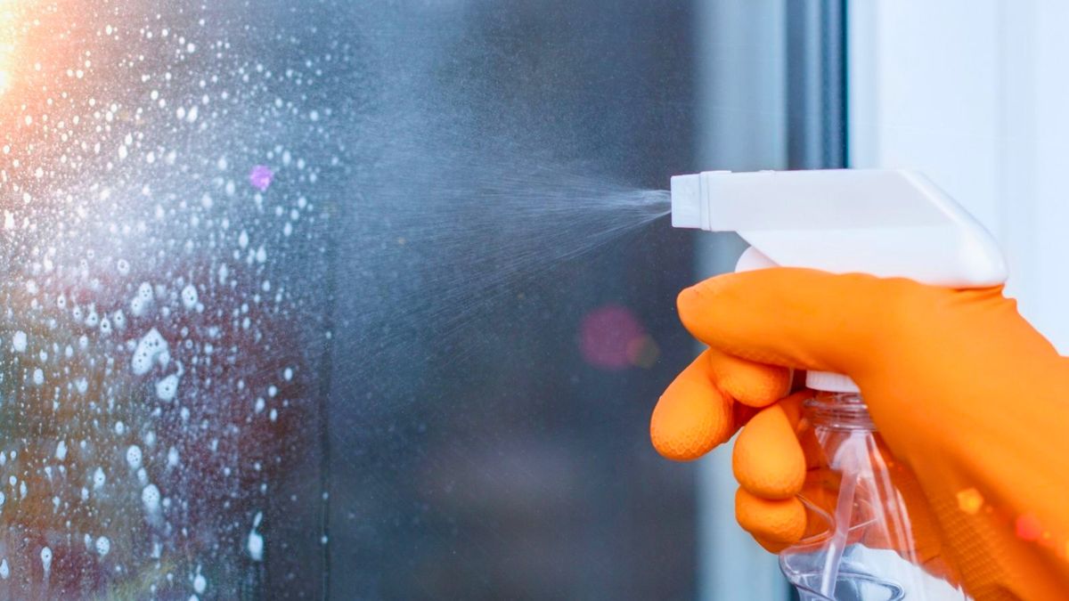 Por qué hay que rociar la mampara de baño con vinagre: ¿qué significa?