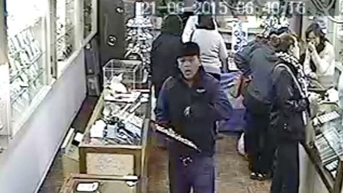 Video: así operó un ratero robando una joyería de San Juan