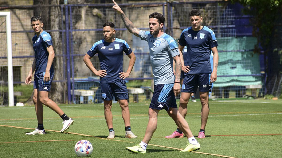 La imagen del día: el Pocho Insúa posó con la ropa de Racing