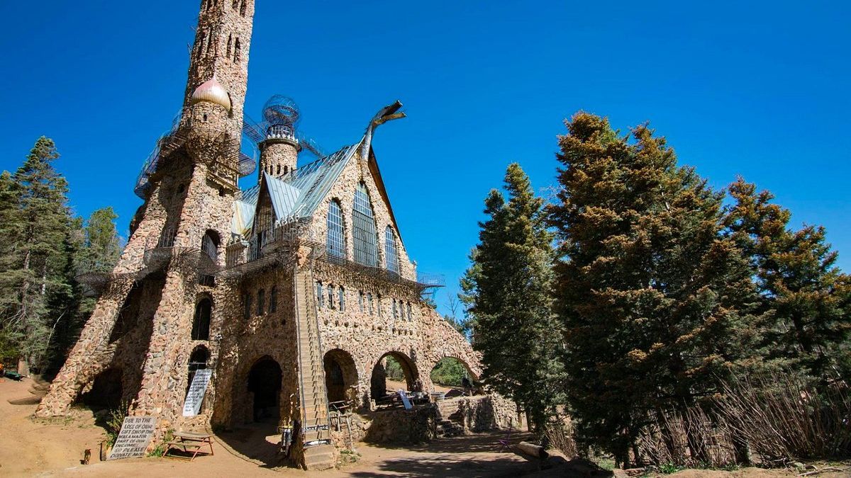 El pueblo de Colorado que tiene el castillo más extraño de todo Estados ...