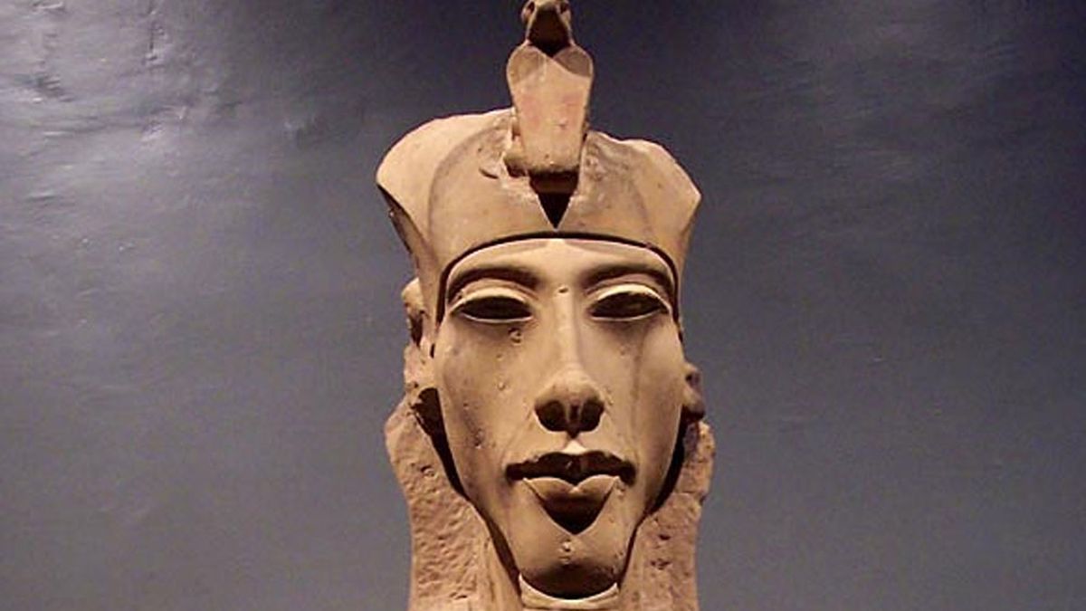 Hallaron la cabeza de una estatua del faraón Akenatón