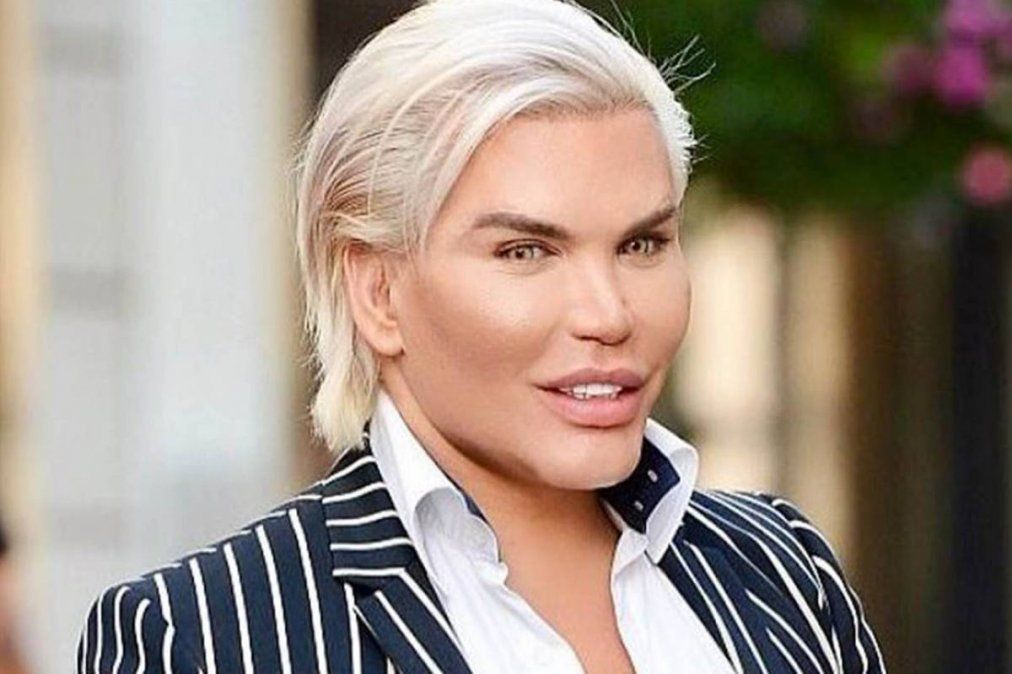 El Ken humano se transformó en mujer y no se lo perdonan