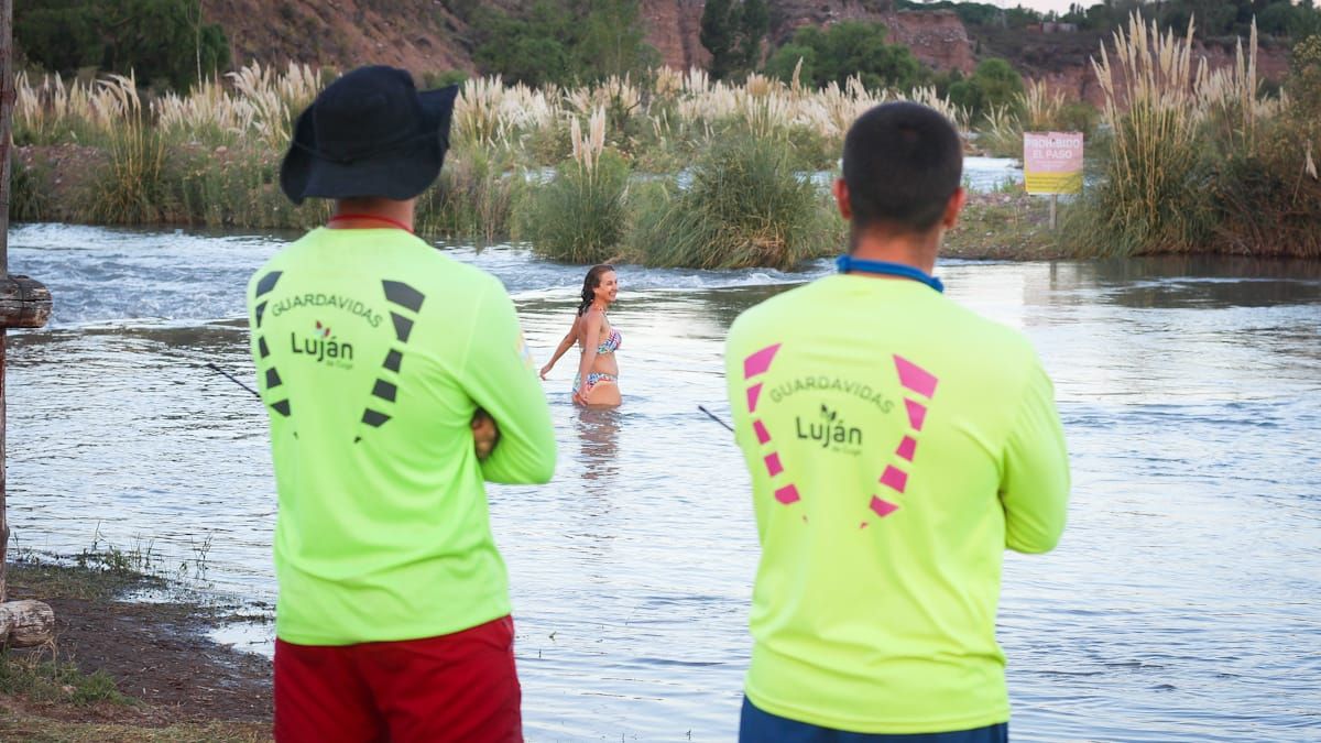 Federico Caccavari, el guardavidas que protege las riberas del río ...