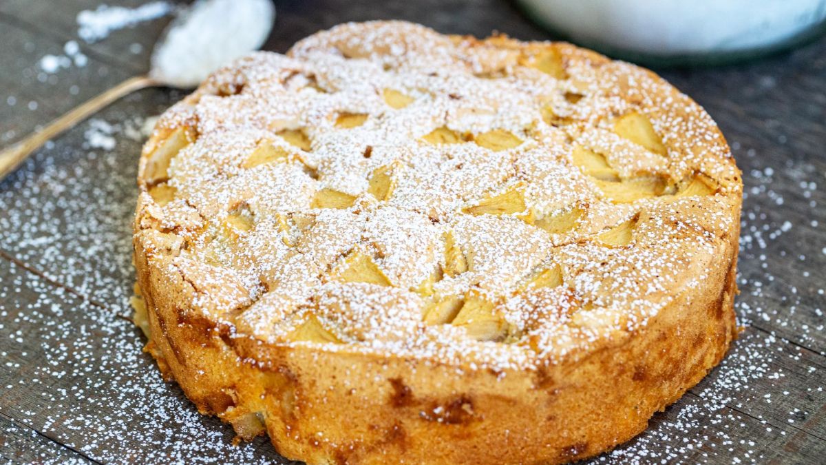 Sharlotka: la receta de la torta rusa de manzanas con 5 ingredientes y ...