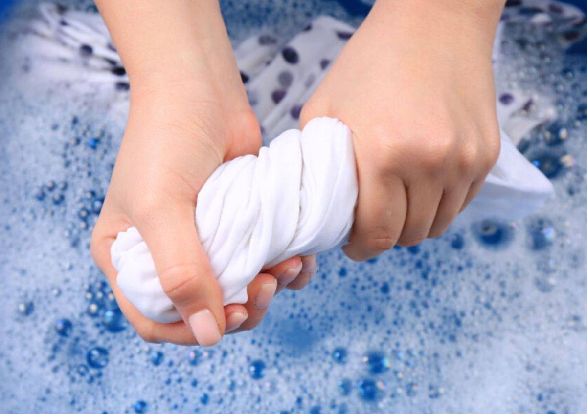 El truco casero definitivo para eliminar las manchas de mate de la ropa