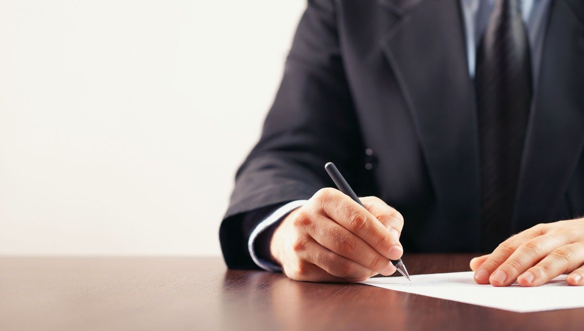 Qué significa cuando una persona firma con su nombre completo