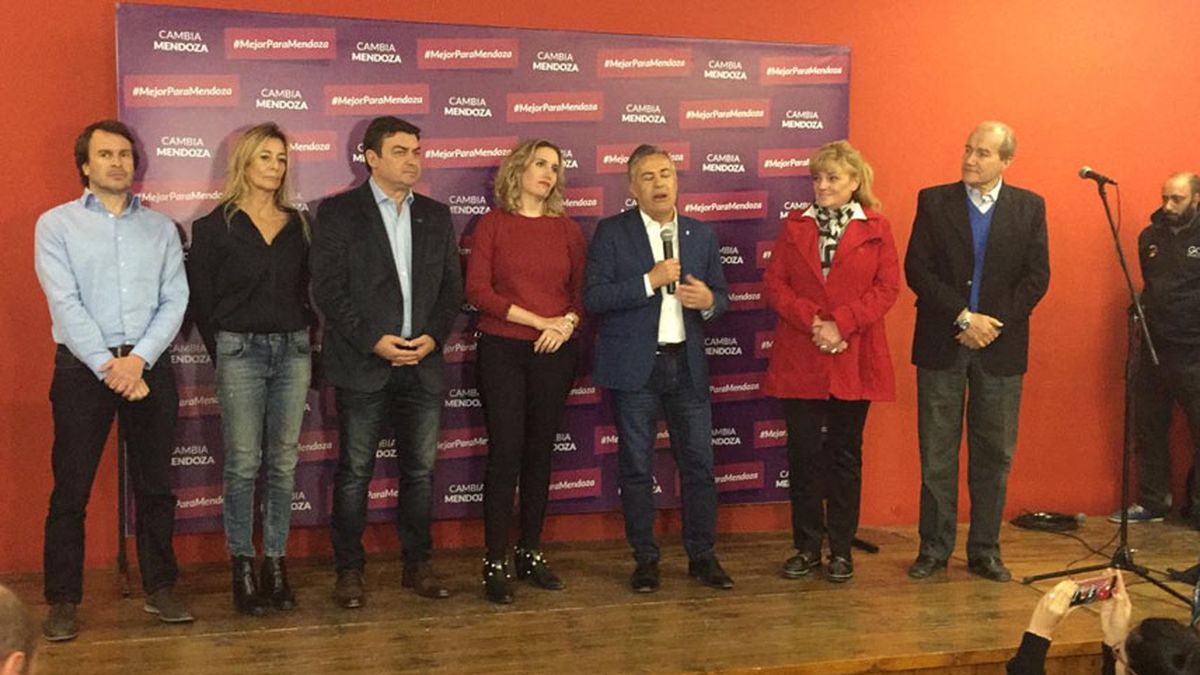 Cornejo presentó a los siete precandidatos al Congreso con Nieri en ...