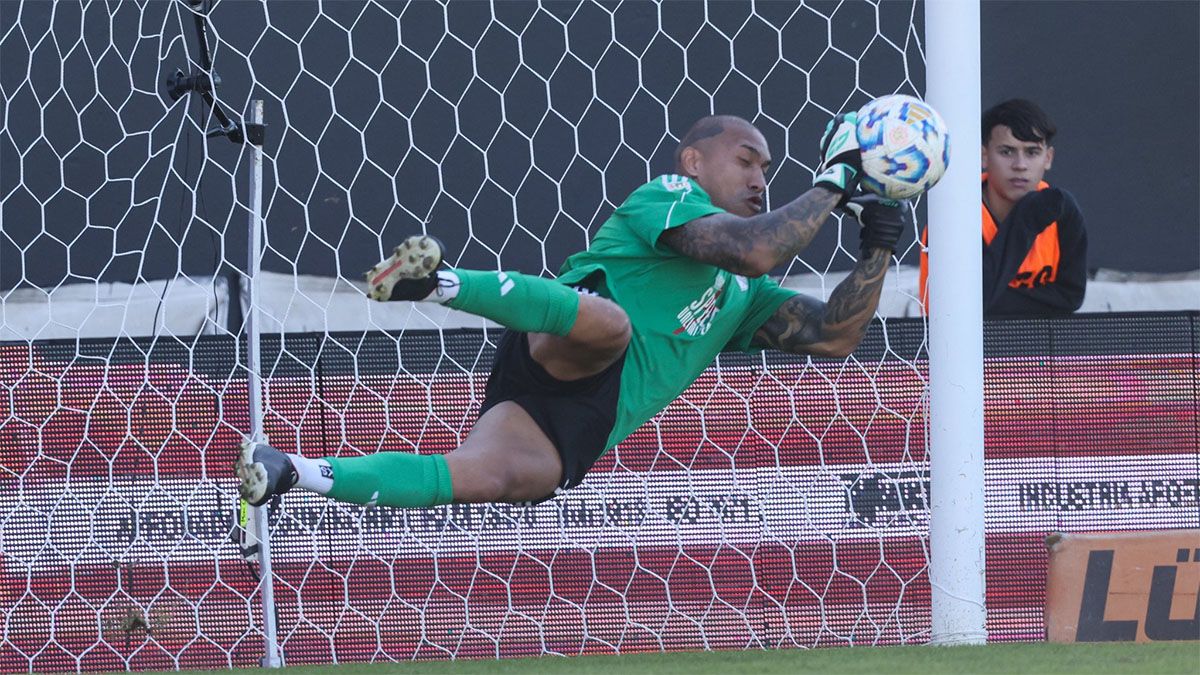 Riestra sufrió, pero pasó a los octavos de final de la Copa Argentina tras vencer por penales a ...