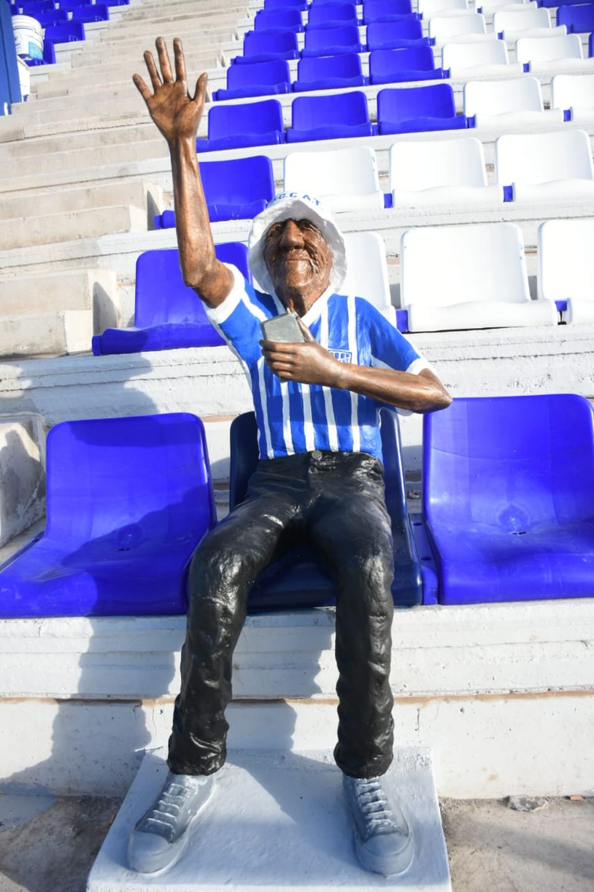 La estatua del Loco Julio que dividió al Tomba sigue dando que hablar ...