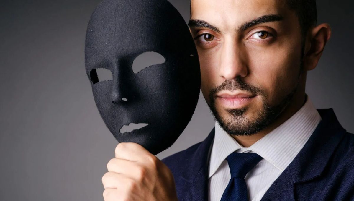 Cómo reconocer a una persona falsa, según la psicología