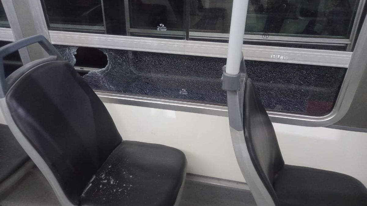 Apedrearon un micro en Luján y los choferes afirman que los ataques son ...