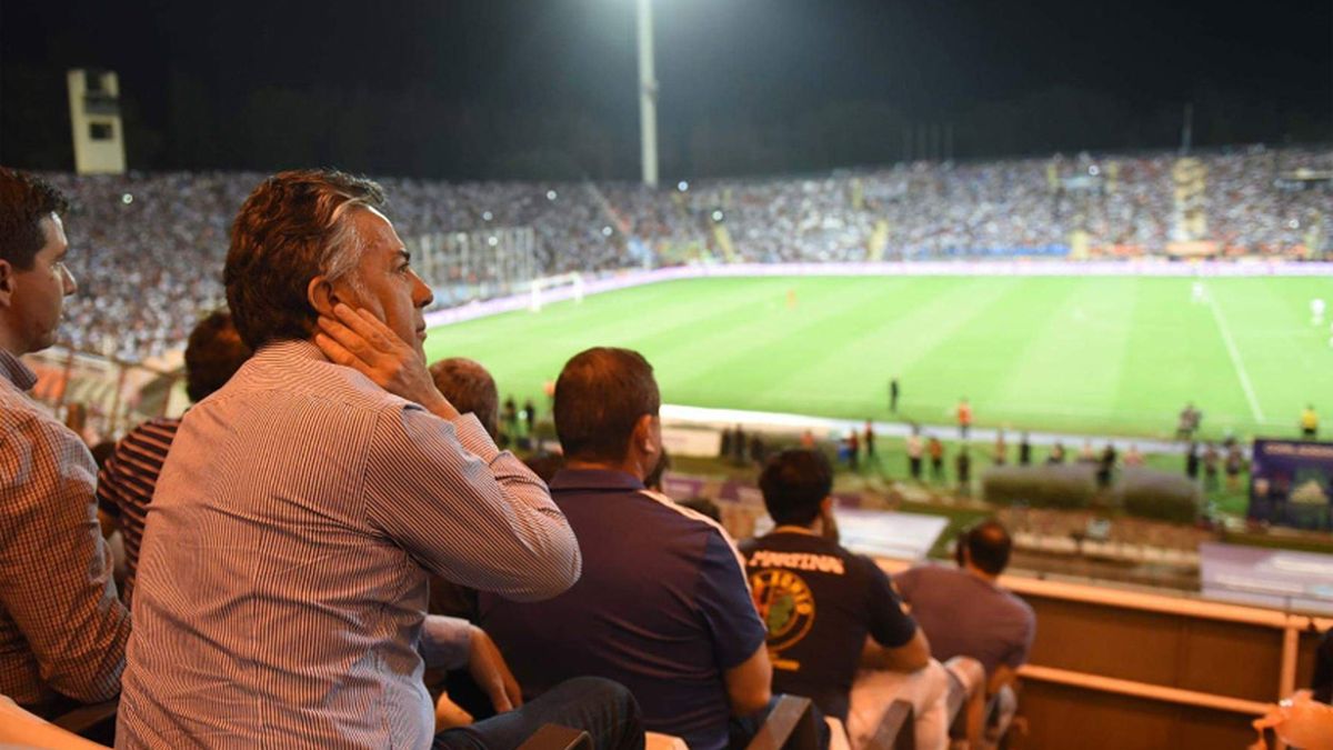 Cornejo, futbolero: Hay que bancarlo a Gómez