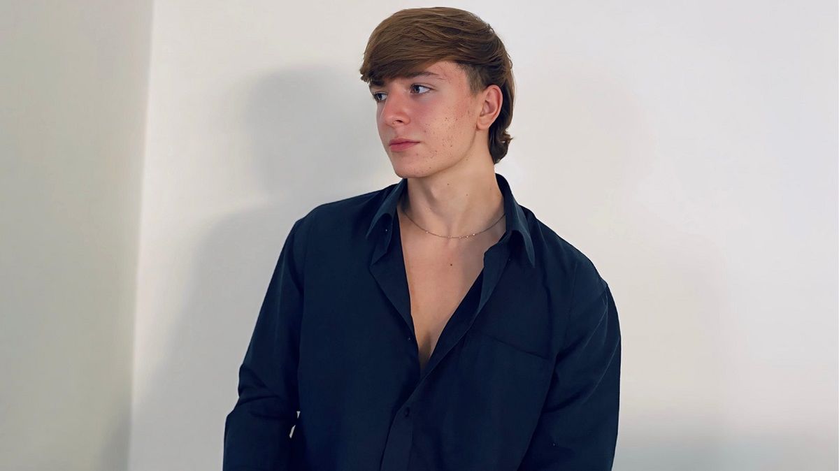 Su abuela le enseñó a coser en pandemia y con 17 años diseña para su ...