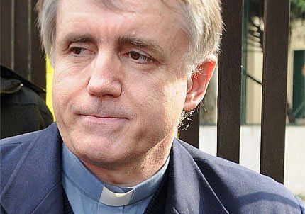 El padre Grassi quedó libre hasta que confirmen su condena de 15 años ...