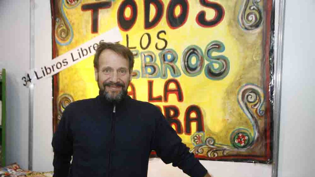 Un soñador: Edgardo volvió a Mendoza para vender libros a la gorra