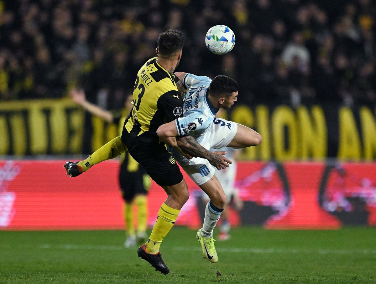 Peñarol sacó ventaja en la ida ante Racing por los octavos de final de la Copa Libertadores