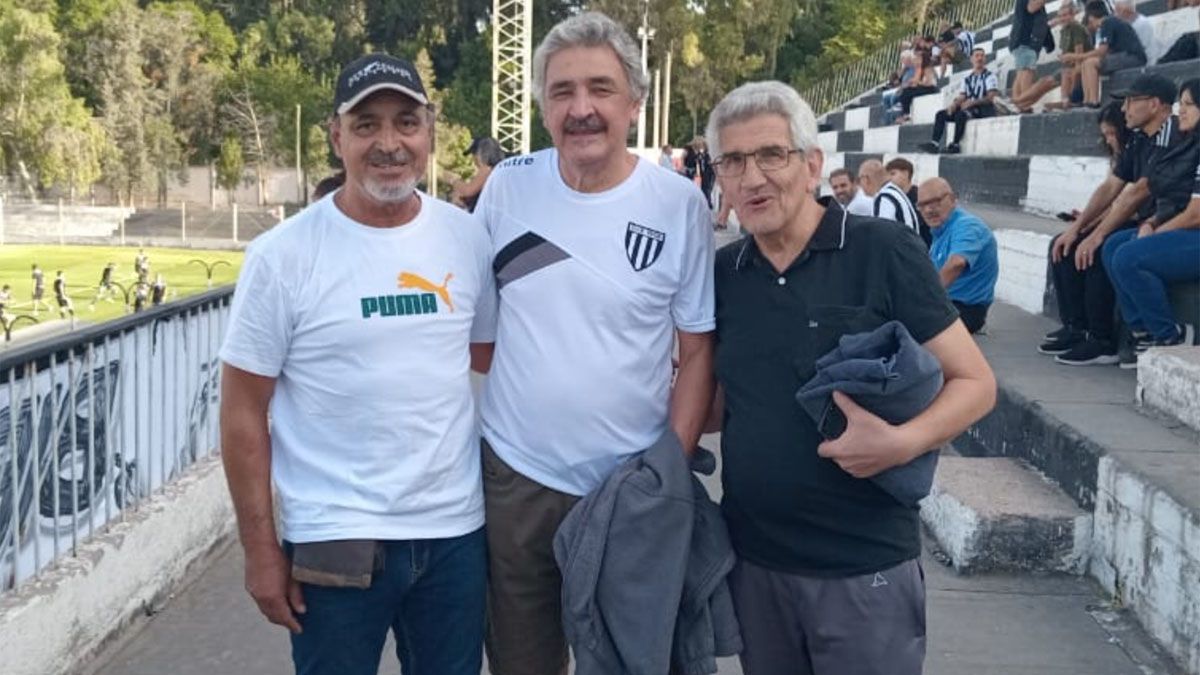 Carlos Rojas, una visita de lujo para alentar a Gimnasia y Esgrima
