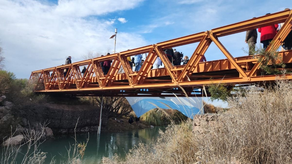 Cien alumnos de primaria pampeanos juraron la Bandera frente al río ...