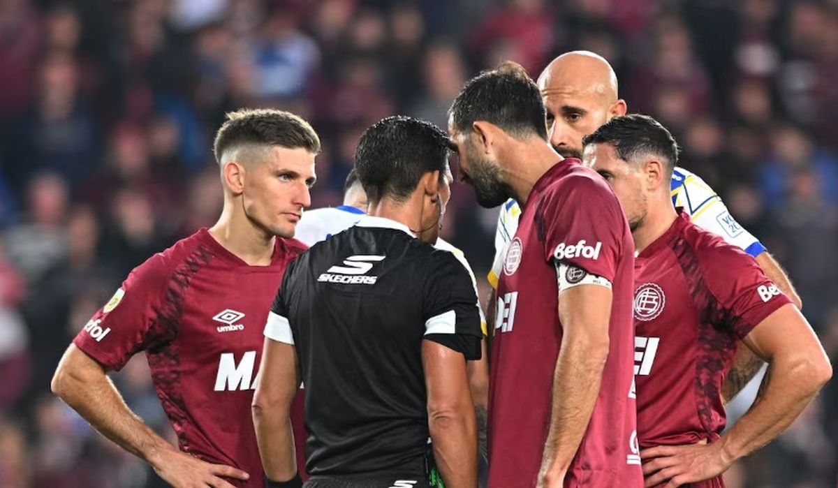 El gesto de Ángel Di María que provocó la roja de Carlos Izquierdoz