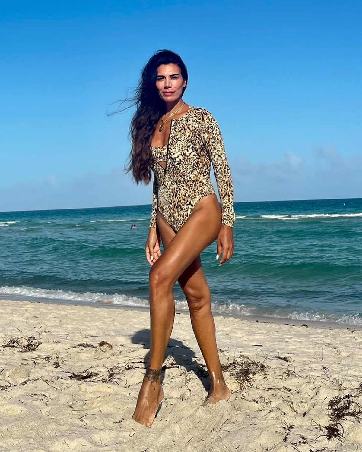 El llamativo look de Florencia de la V en las calles de Tailandia: shorts XS y más