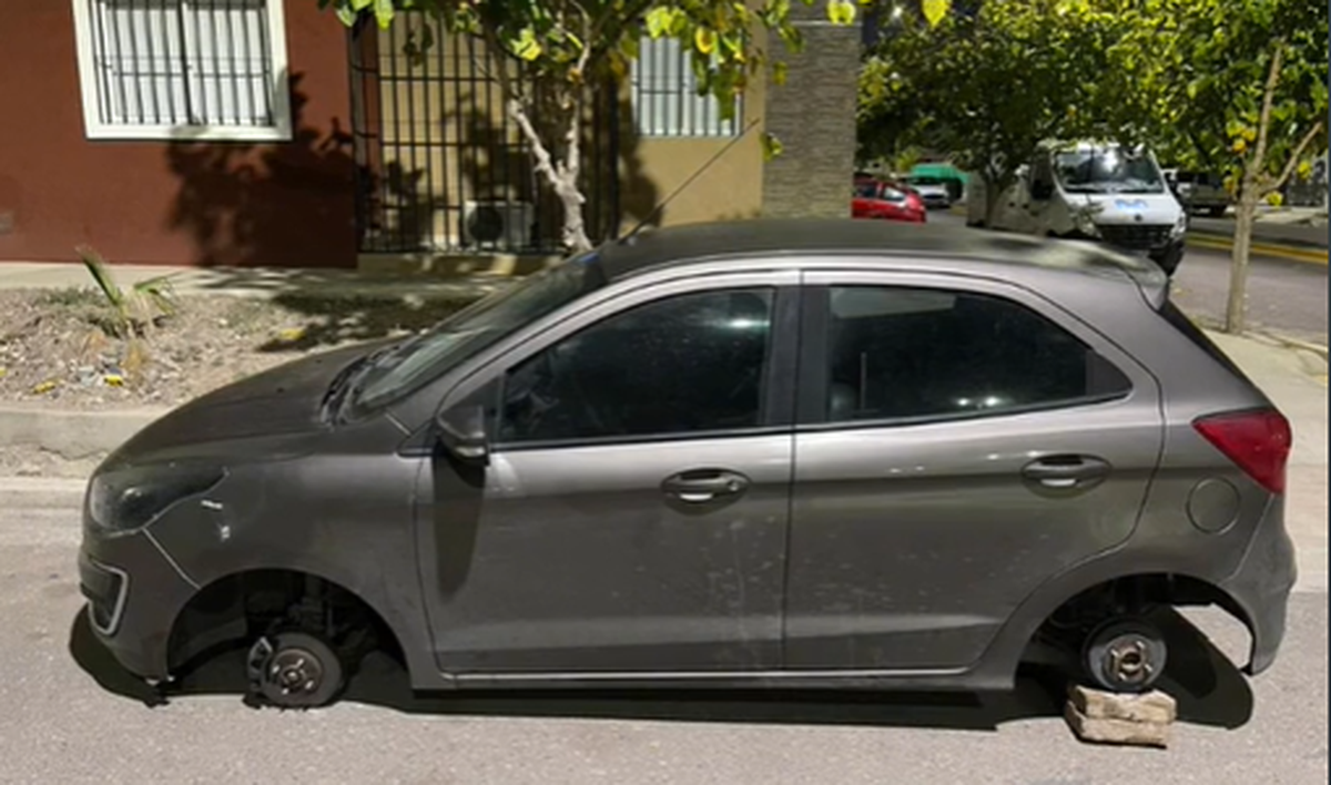 Una chica salió a ver su auto en las calles de Mendoza y encontró lo peor