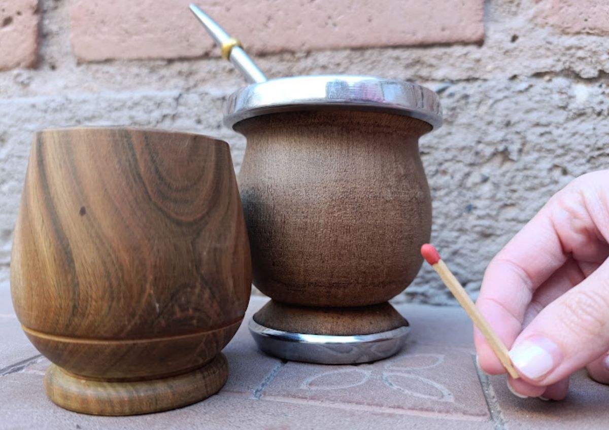 ¿Para qué sirve prender fuego el interior de un mate de madera?