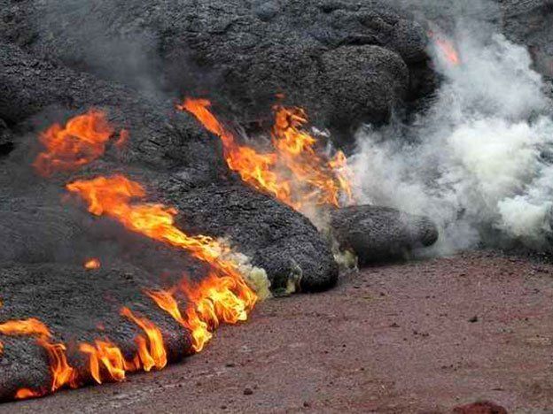 La lava llegó a la primera casa en un pequeño poblado de Hawai