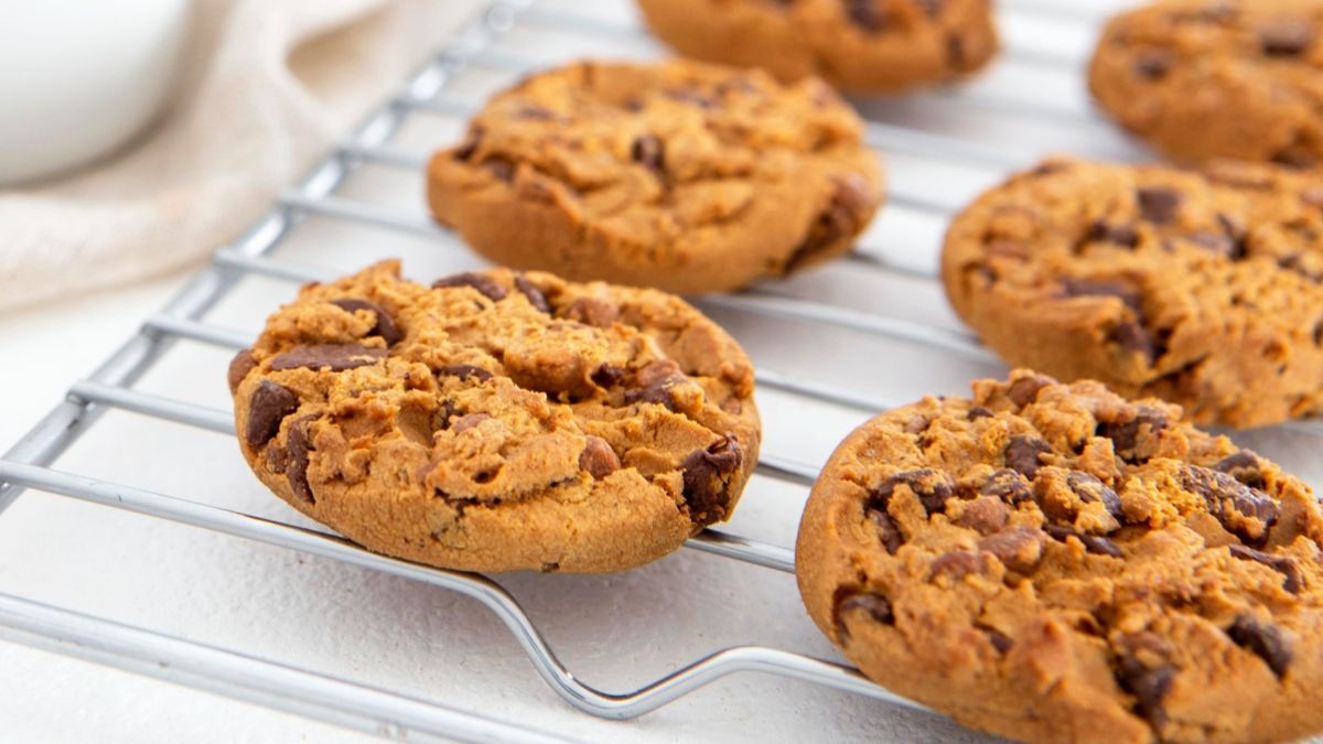 Cómo hacer Crumbl cookies, la receta de las galletas crujientes y ...