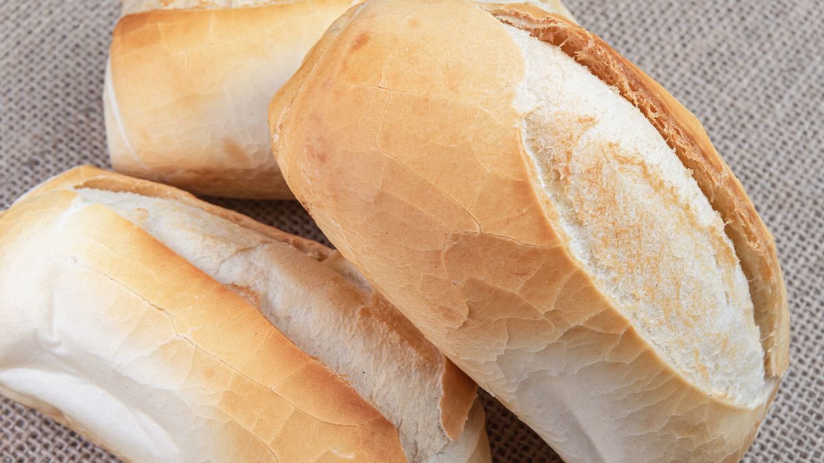 Descongela el pan y dejalo como recién horneado con este truco casero