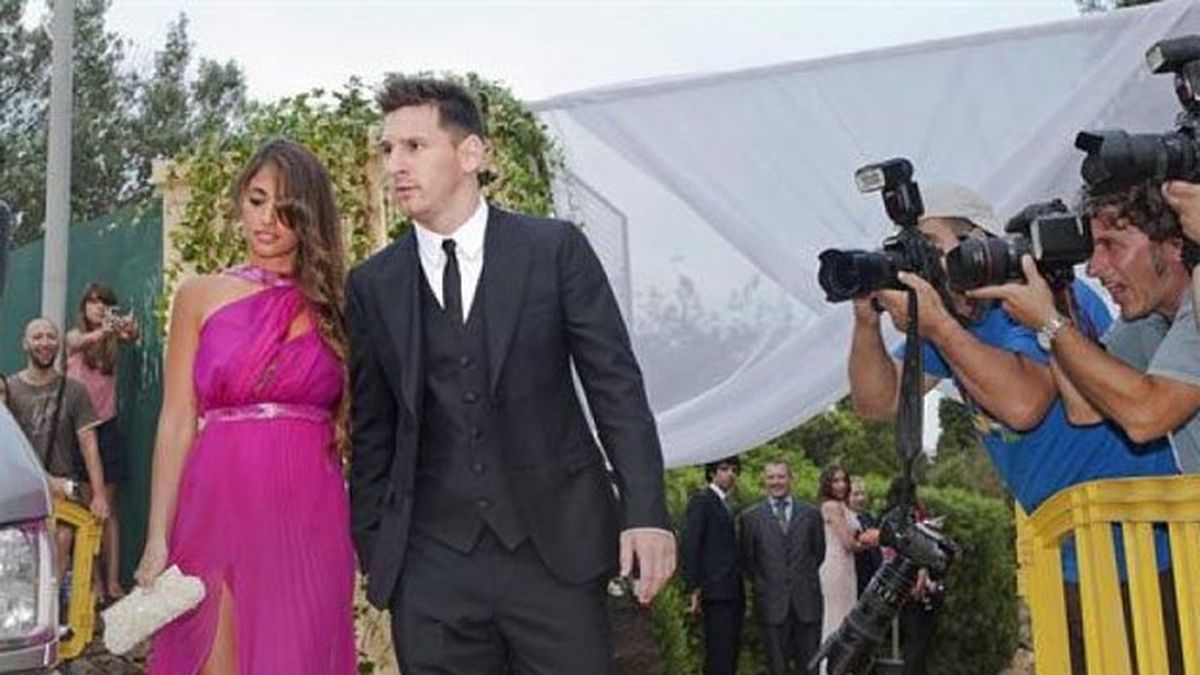 Messi y su bella esposa acapararon las miradas en la boda de Xavi