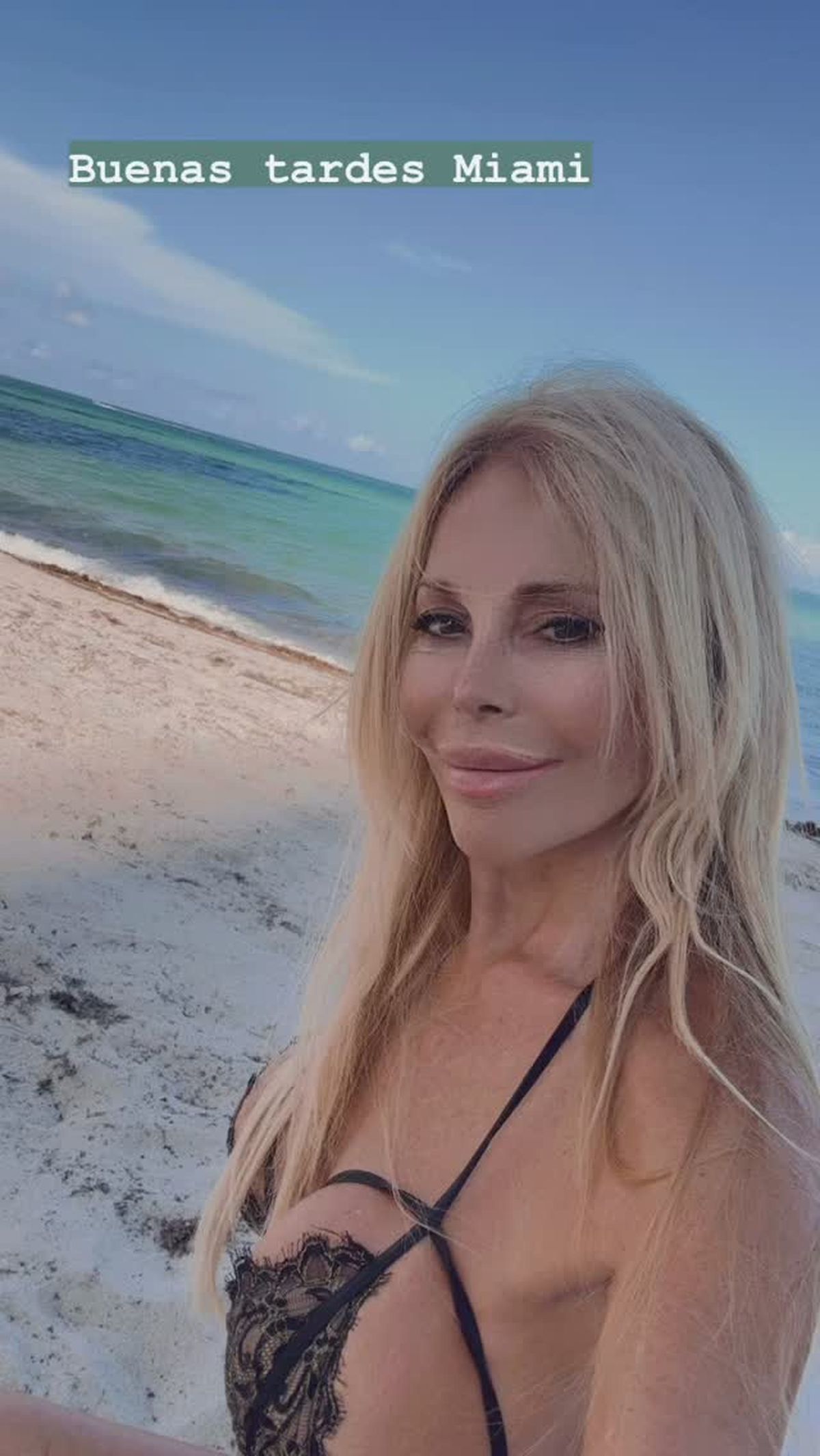 A sus 71 años, Graciela Alfano se suma a la mini cinturón en clave ultra XS, cuero y más