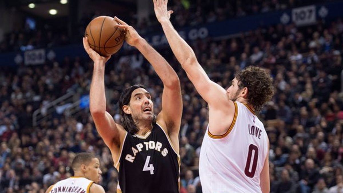 Luis Scola le ganó la pulseada al enorme LeBron James