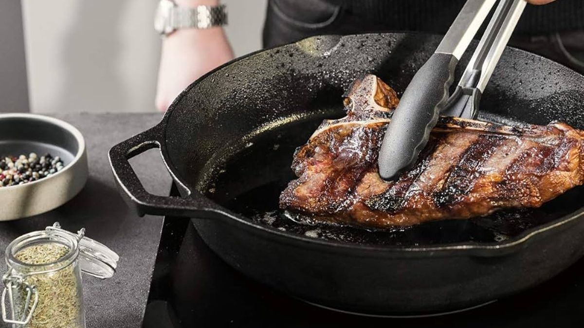 El truco secreto que casi nadie conoce sobre las pinzas de cocina