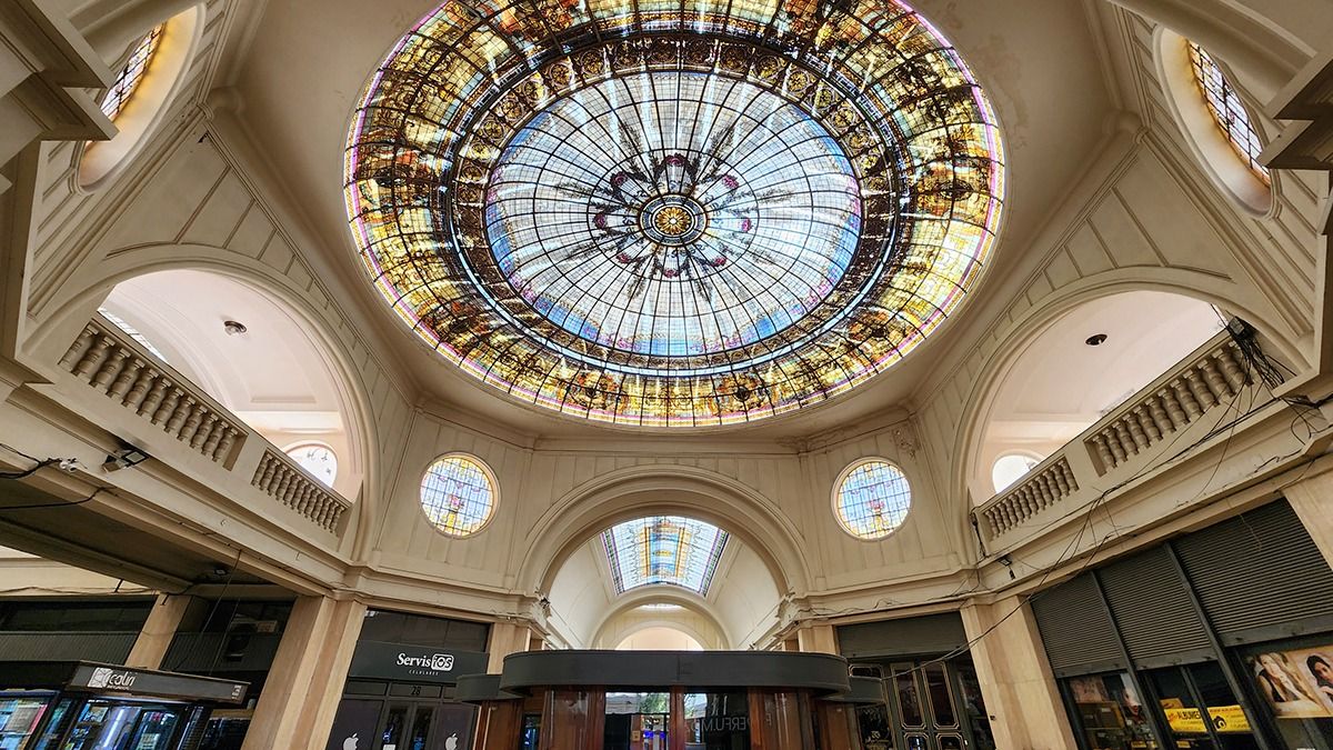 La misteriosa historia de los míticos vitrales del Pasaje San Martín