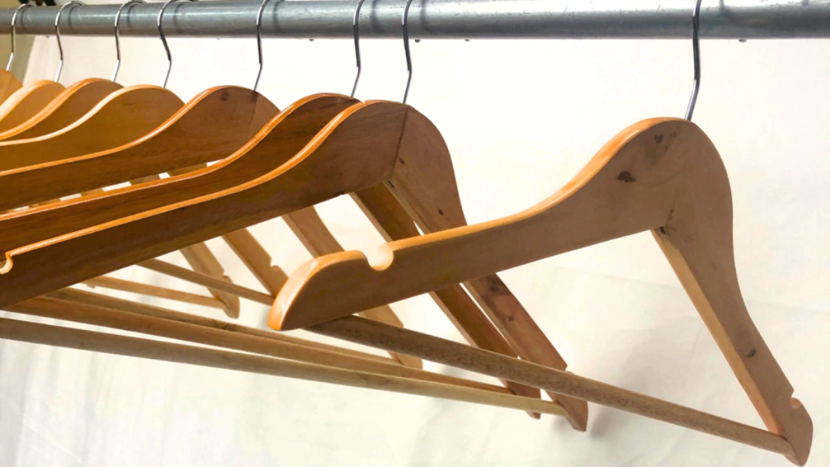 Recicla las perchas de madera y crea esta maravillosa mesa de apoyo