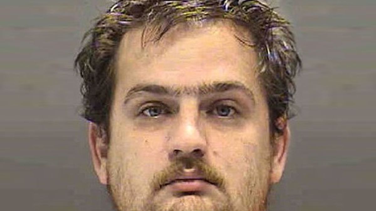 Con sus 122 kilos, aplastó en el sofá a su hijo